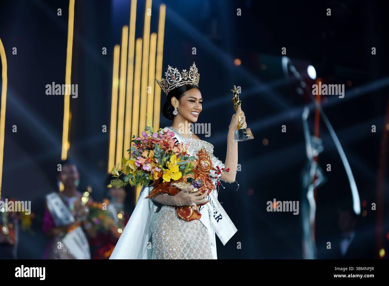 (250628) -- YANGON, 28 juin 2025 (Xinhua) -- Myat Yadanar Soe pose pour des photos après avoir ...