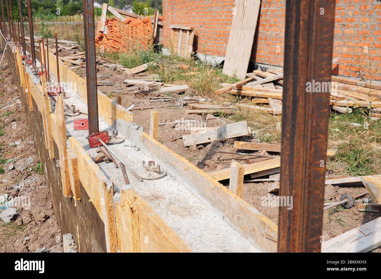 Construction de fondations en béton pour une nouvelle clôture. Le ...