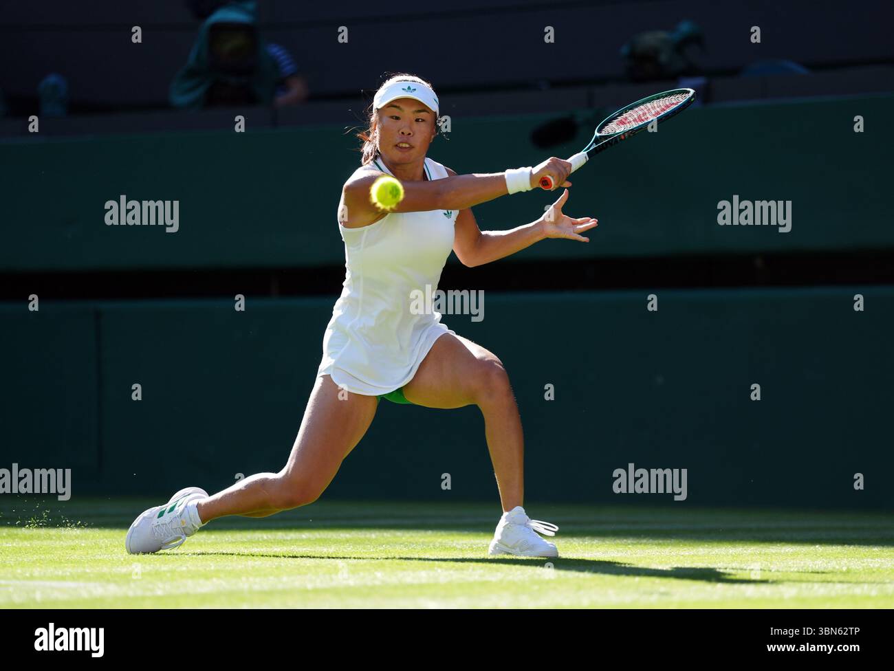 Mingge Xu lors de son match contre Emma Raducanu le premier jour des ...