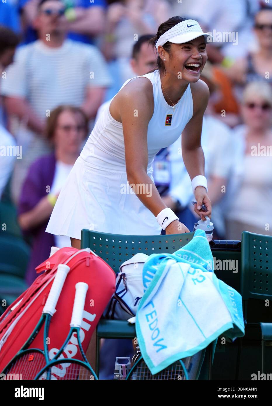 Emma Raducanu célèbre sa victoire sur Mingge Xu le premier jour des ...