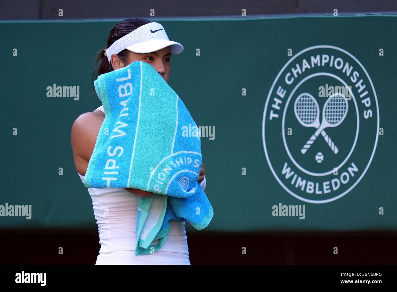 Emma Raducanu lors de son match contre Mingge Xu le premier jour des ...