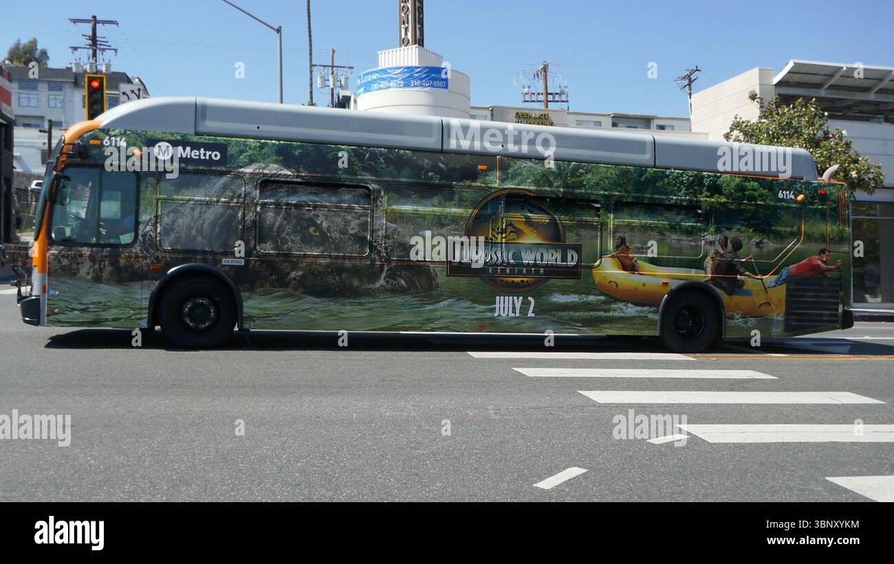 Los Angeles, Californie, USA 4 juillet 2025 Jurassic World Rebirth bus ...