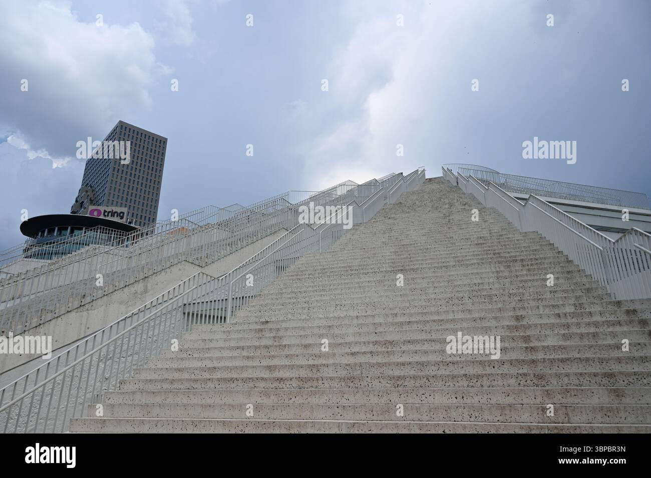 Tirana, Albanie - 20 juin 2025 : la Pyramide de Tirana (Piramida e Tiranes) est une structure et ...