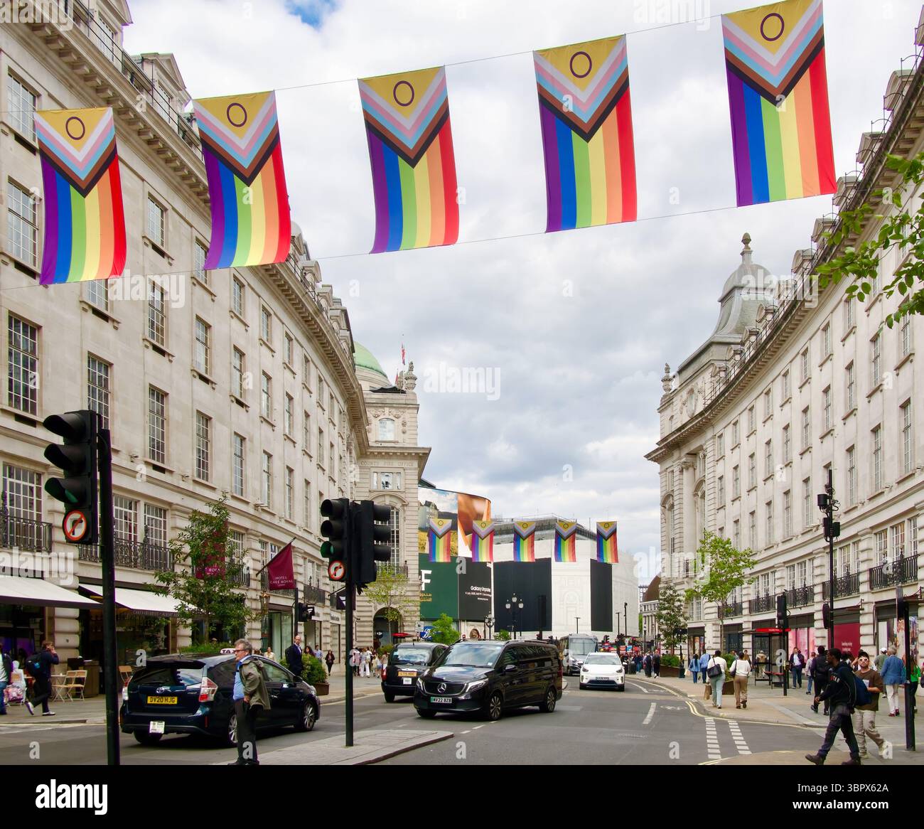 Intersex Inclusive Progress Pride drapeaux suspendus de l'autre côté de ...