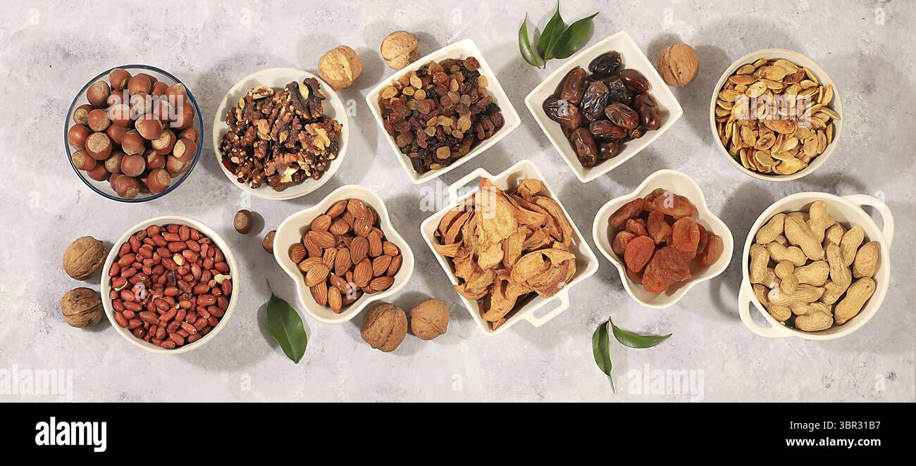 Assortiment de diverses noix et fruits secs, bannière de magasin ...