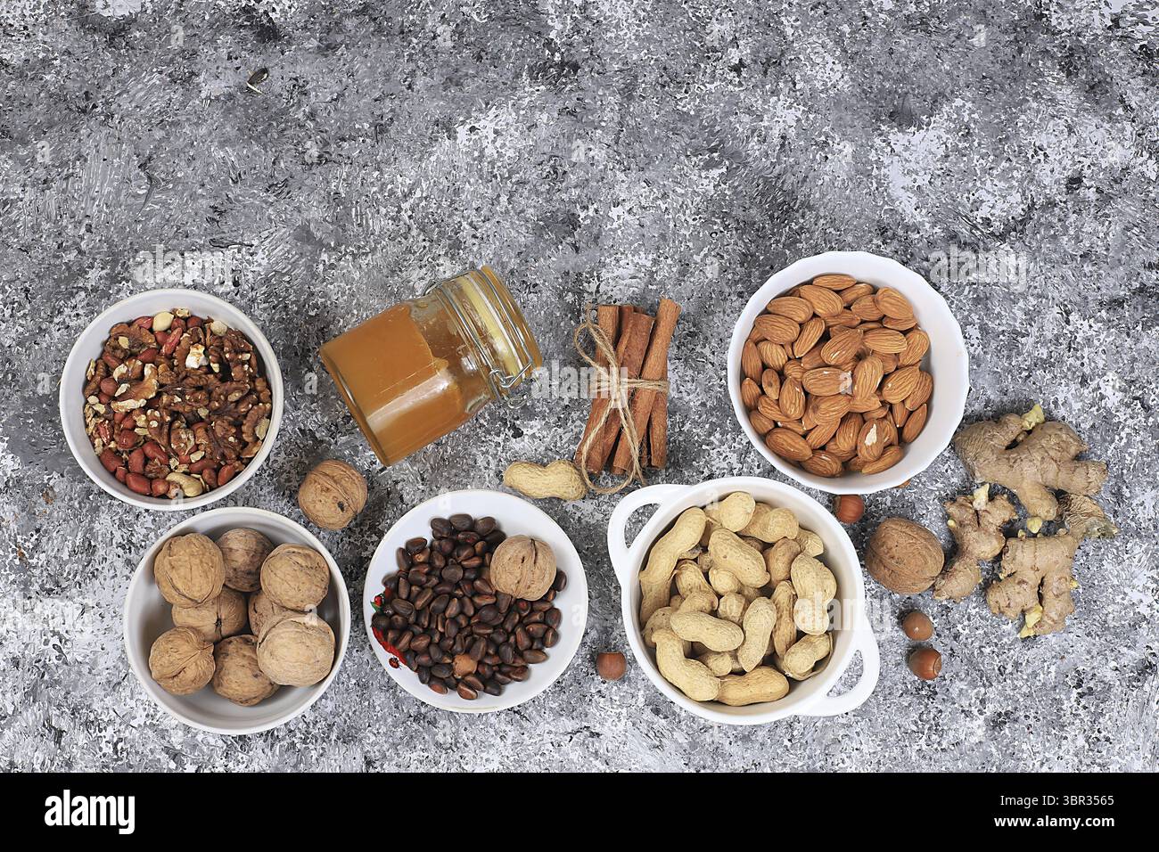 Assortiment de différentes noix, concept alimentaire naturel sain ...