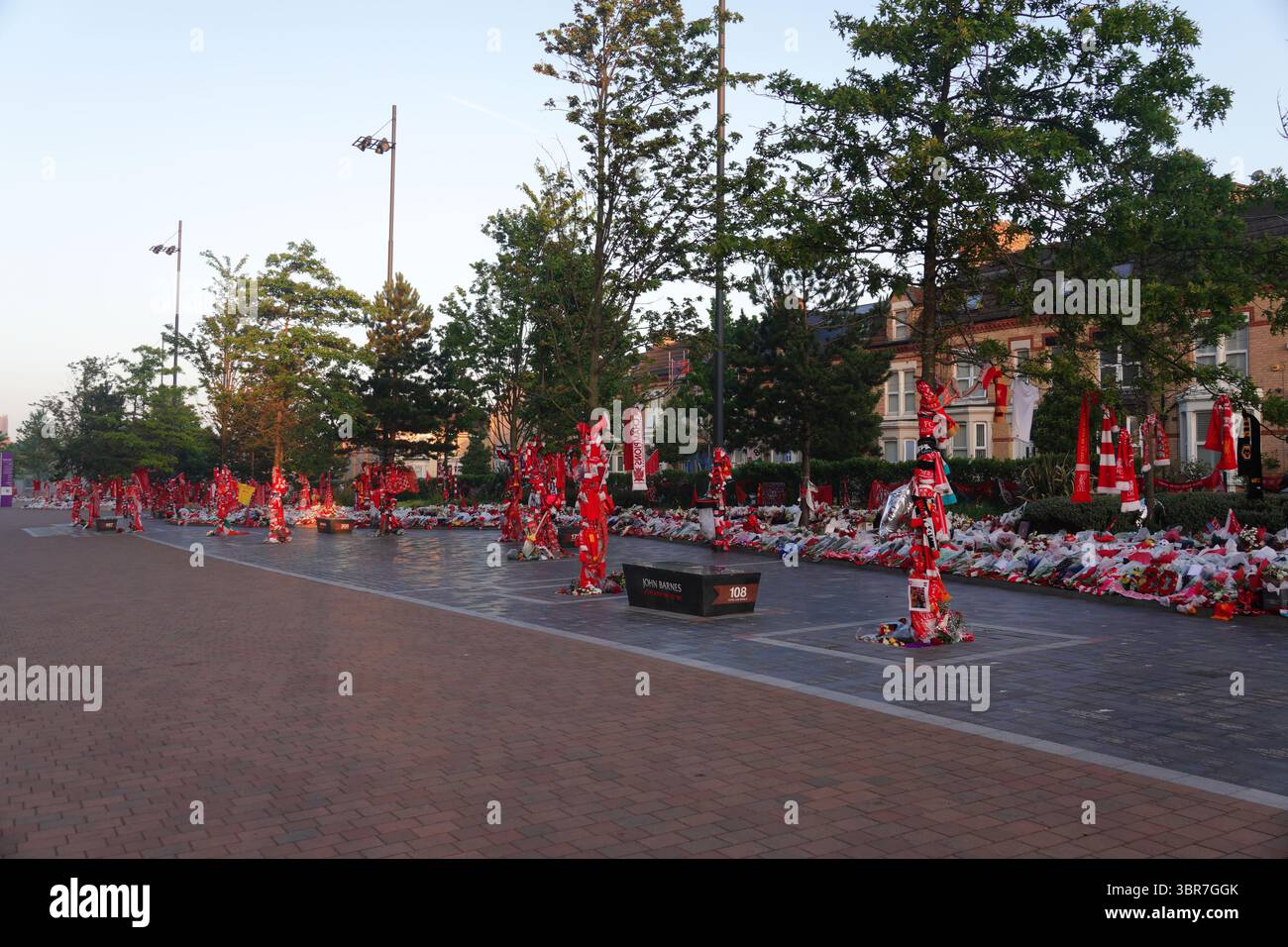 Une mer de fleurs, foulards et chemises rend hommage à Anfield suite à ...