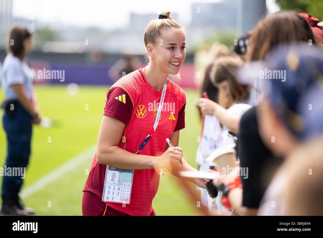 Giulia Gwinn (Deutschland, #07) schreibt Autogramme fuer die fans, sui ...