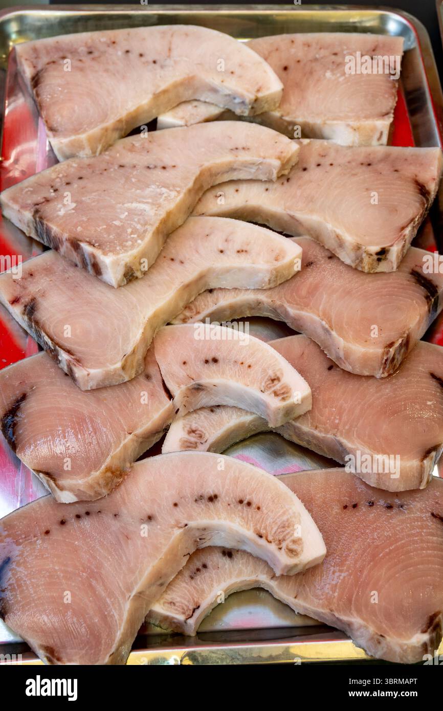 Assortiment de poissons frais océaniques quotidiens de gros thon, spada ...