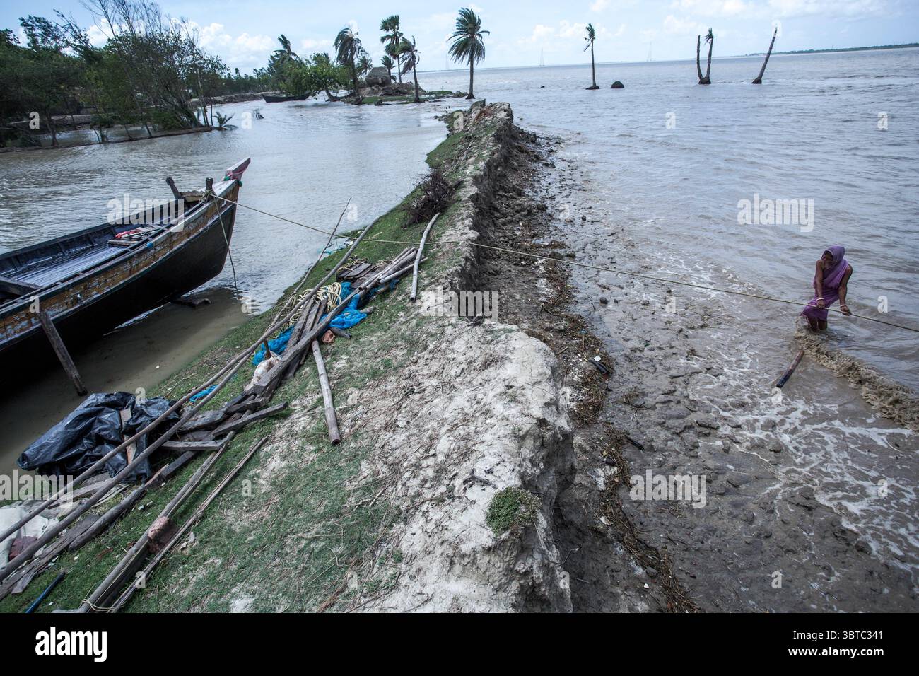 20 juin 2016, Bengale occidental, Inde : le remblai de l'île de ...