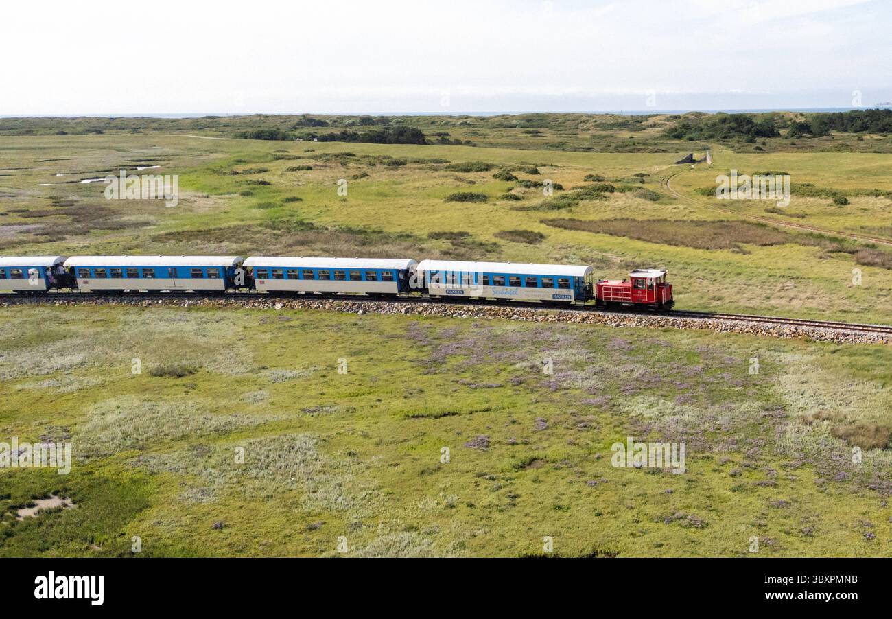Reise - Wangerooge 2025 AM 18.07.2025 Die Inselbahn fährt über die ...
