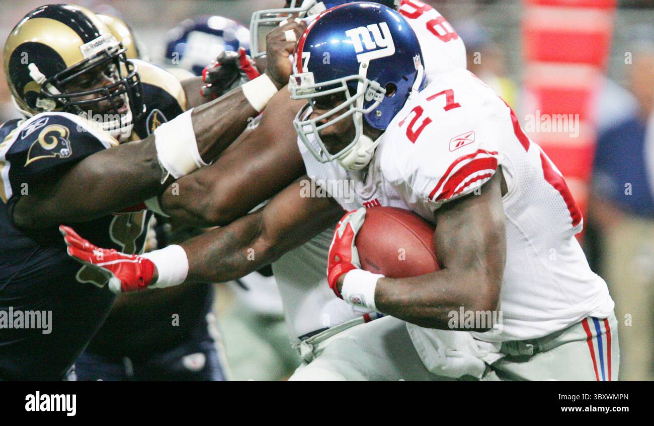 20 juin 2000 - Brandon Jacobs des New York Giants force son chemin ...