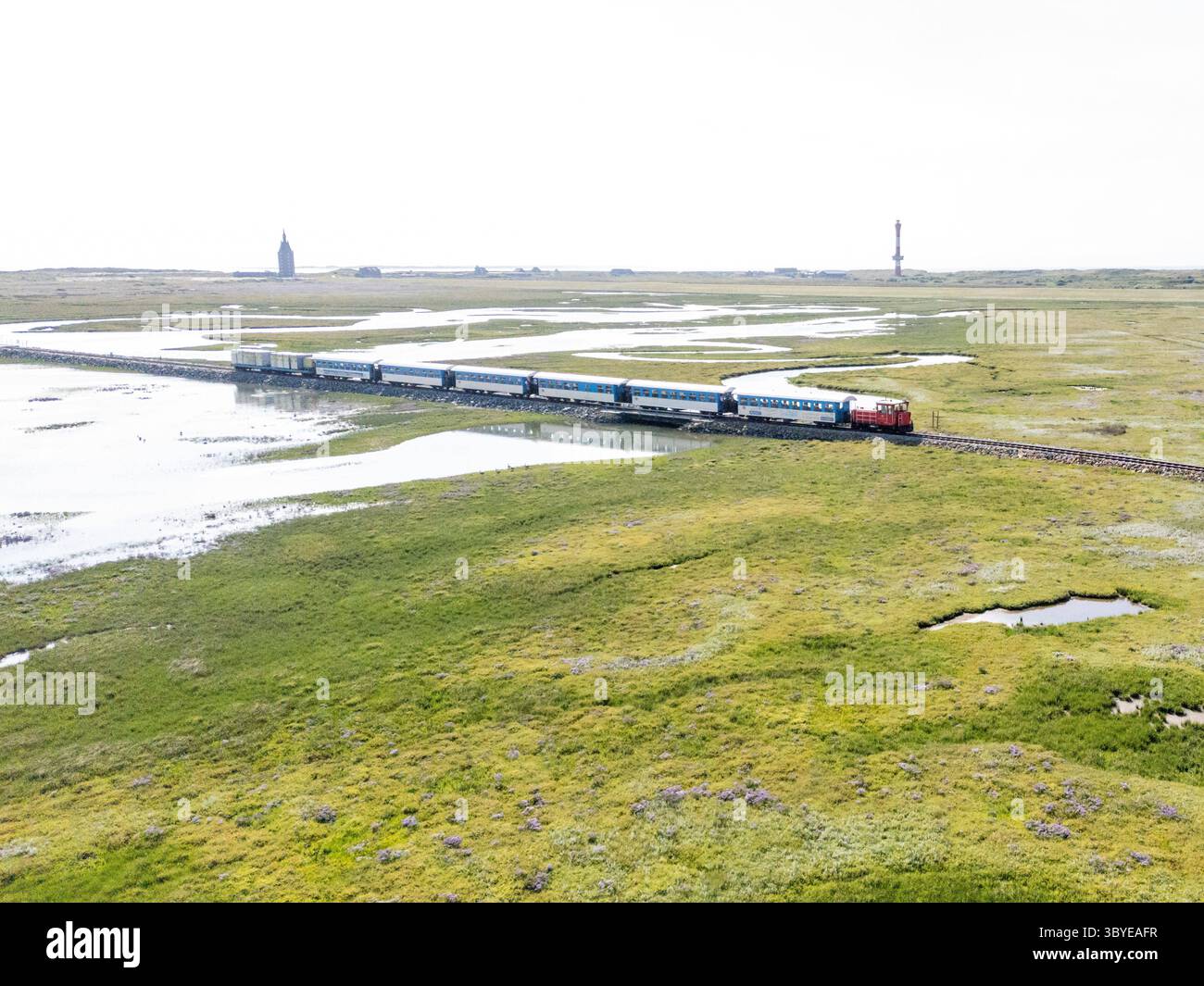 Reise - Wangerooge 2025 AM 18.07.2025 Die Inselbahn fährt über die ...