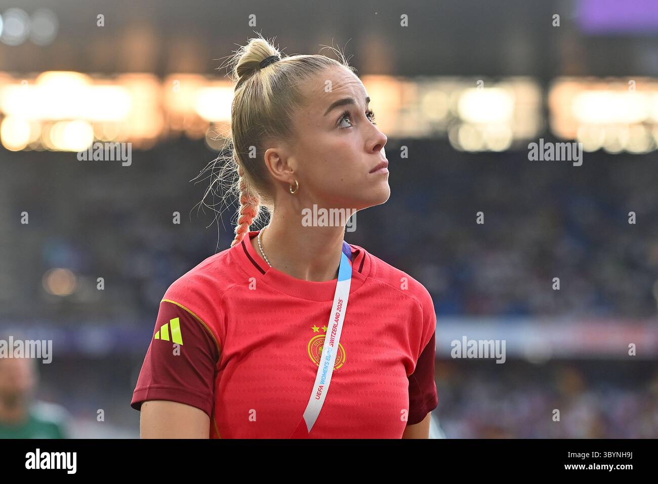 Giulia GWINN (GER), image unique, motif unique recadré, demi-figure ...