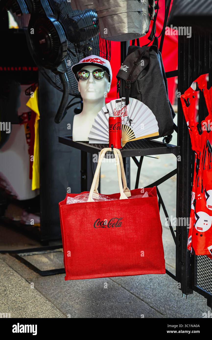 Articles de marque Coca-Cola, notamment casquette, ventilateur, fourre ...