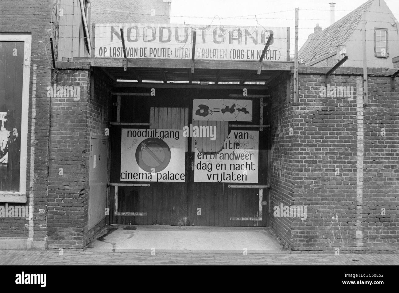 Emergency exit character Banque d'images noir et blanc - Alamy