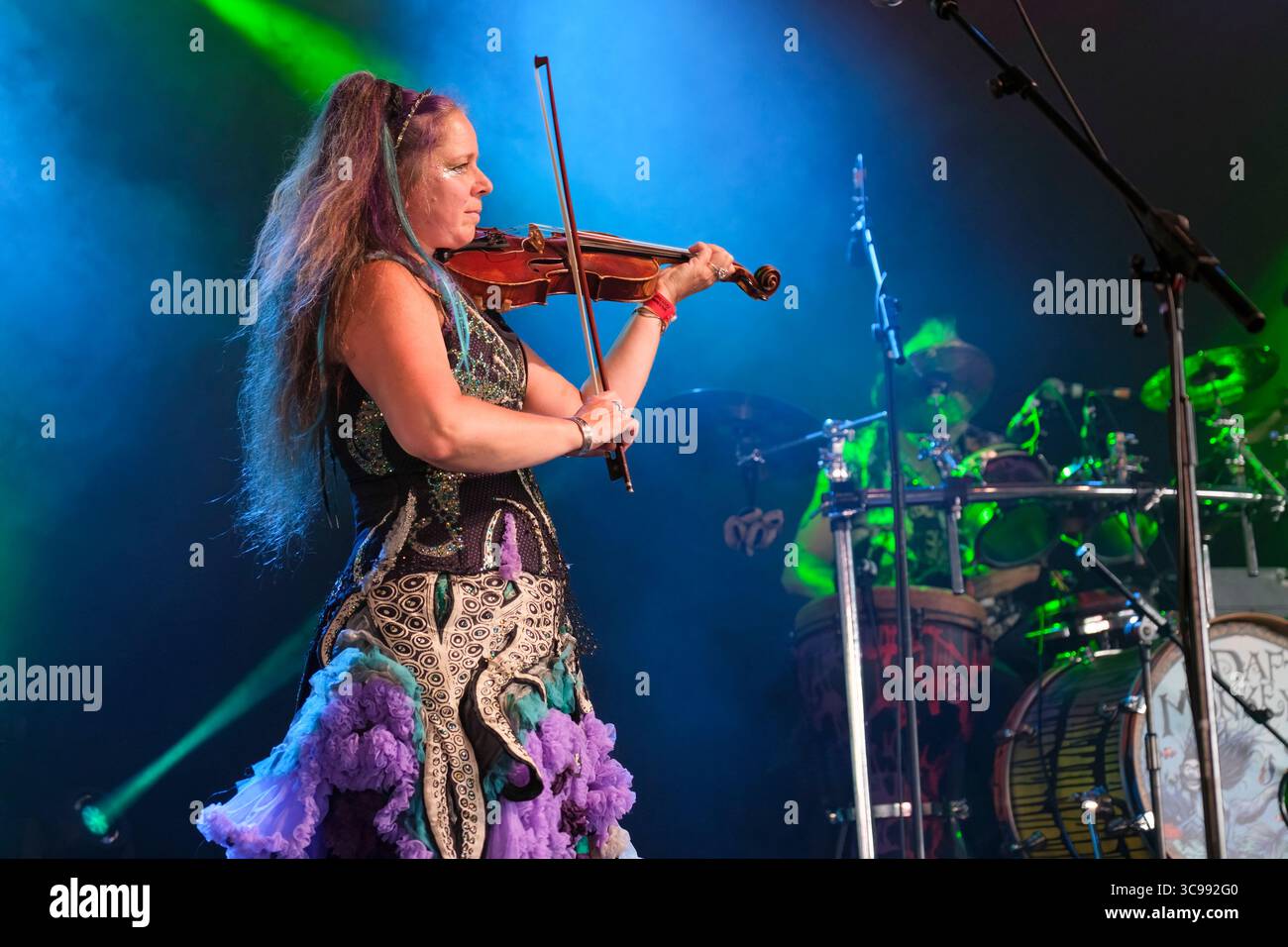 Athene Roberts de 3 Daft Monkeys se produisant au festival de Wickham ...