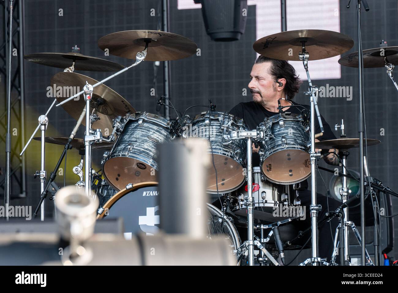 20 juin 2025 : John Tempesta de The Cult se produit au festival ...