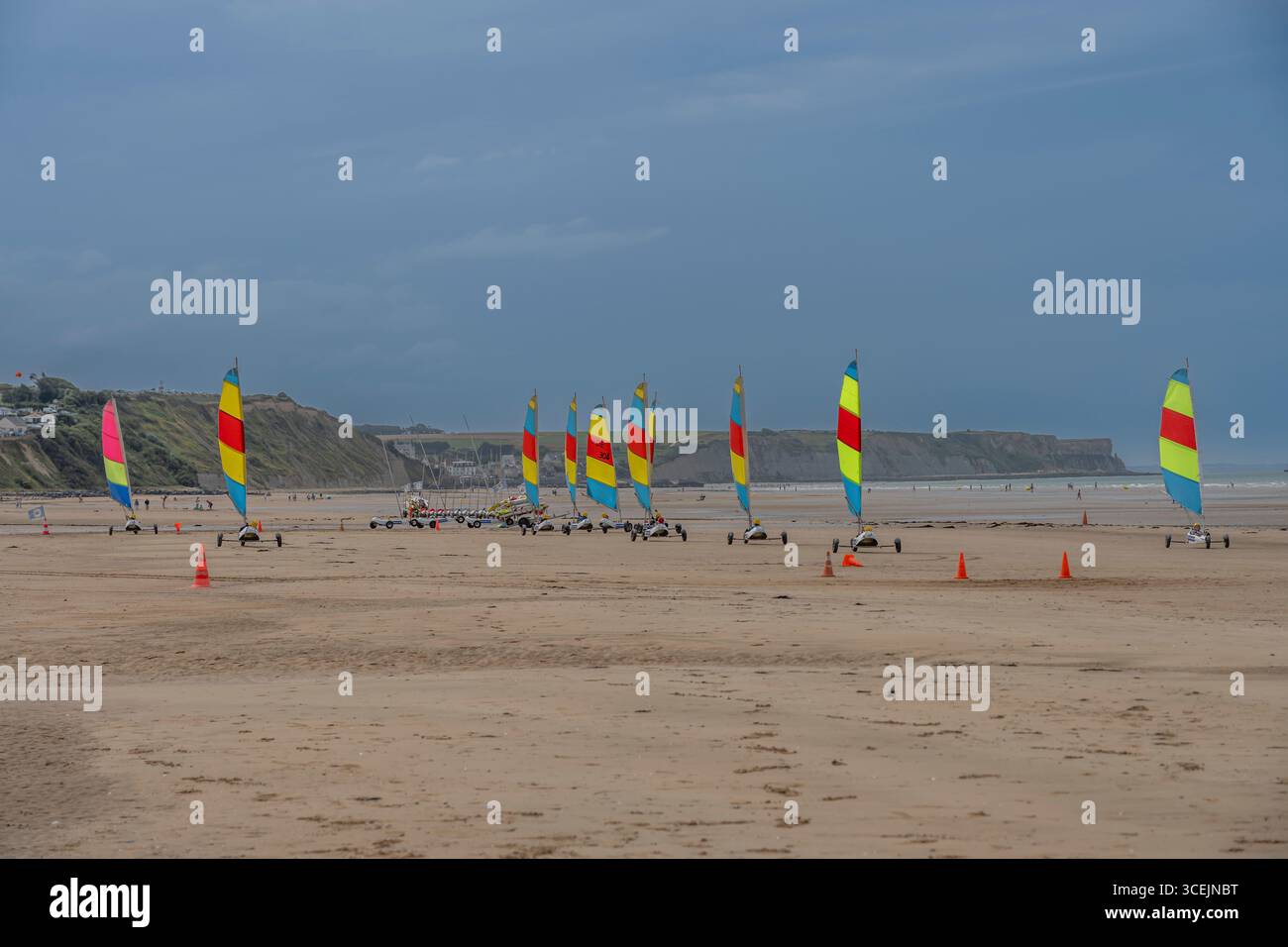 Asnelles-sur-mer, France - 08 08 08 2025 : vue des cours de voile sur ...