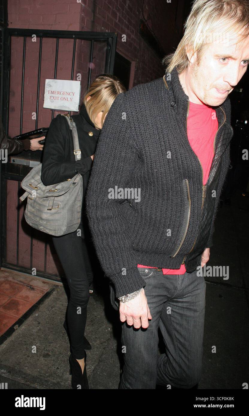 Sienna miller et rhys ifans Banque de photographies et d’images à haute ...