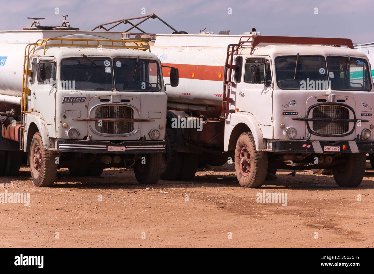 Asmara, Erythrée - 9 janvier 2011 : deux camions-citernes Fiat 690 ...