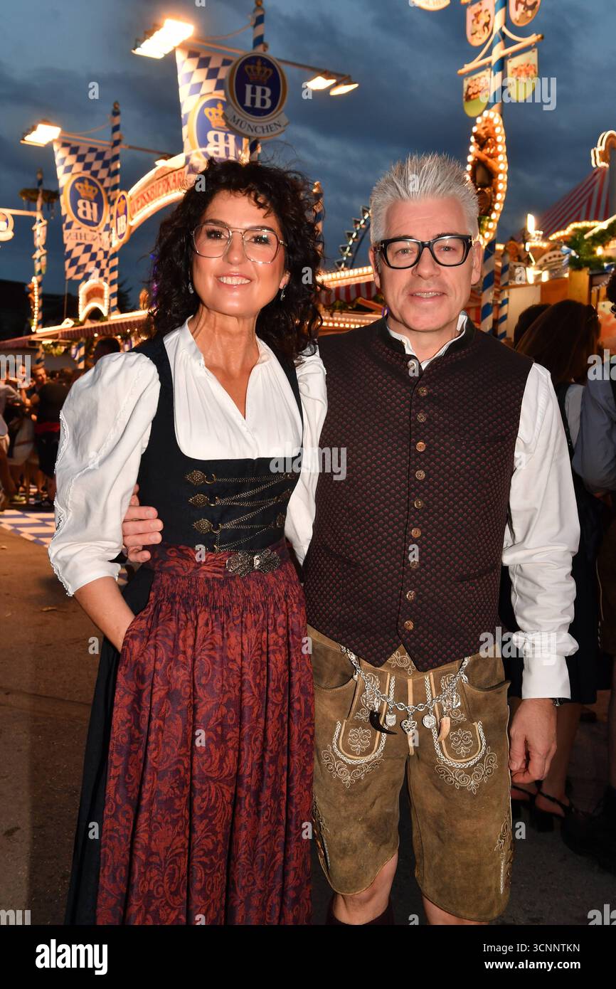 Michael Mittermeier mit Ehefrau / Wiesn 2025 / 2. Wiesntag ...