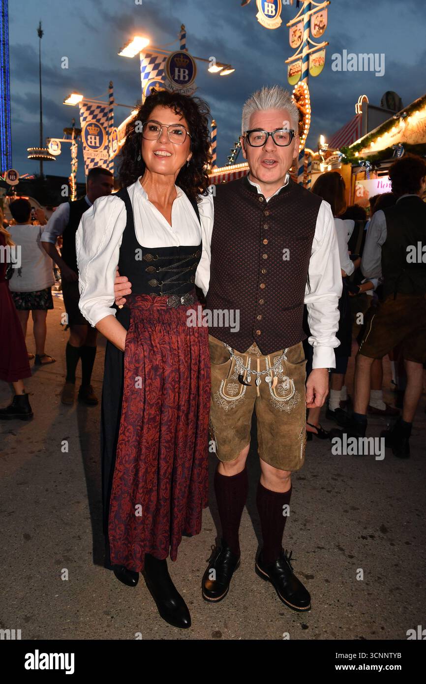 Michael Mittermeier mit Ehefrau / Wiesn 2025 / 2. Wiesntag ...