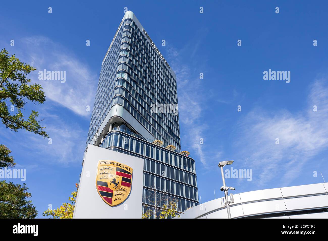 Porsche Design Tower Hochhaus und Porsche Zentrum Autohaus am ...