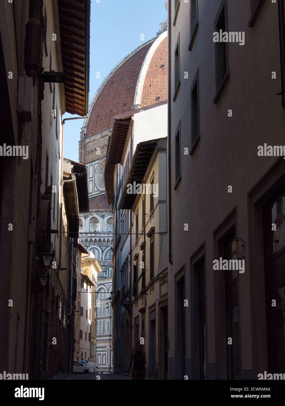 Le dôme de Brunelleschi encadré dans l'allée florentine - toit en terre ...