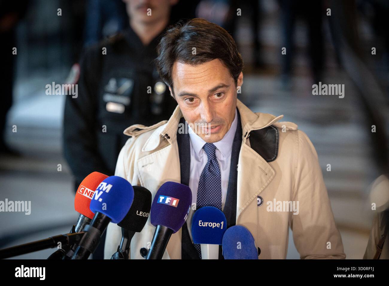 L’avocat de Dahbia Benkired Alexandre Valois Silva s’adresse à la ...