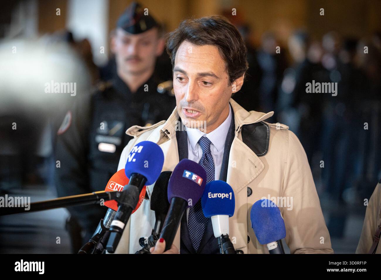 L’avocat de Dahbia Benkired Alexandre Valois Silva s’adresse à la ...