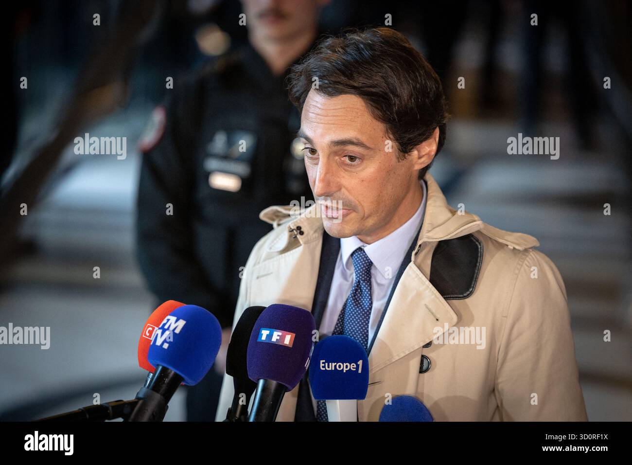 L’avocat de Dahbia Benkired Alexandre Valois Silva s’adresse à la ...