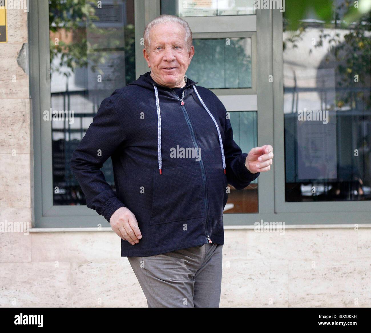 L'homme d'affaires Behgjet Pacolli au siège du procureur de Tirana à ...