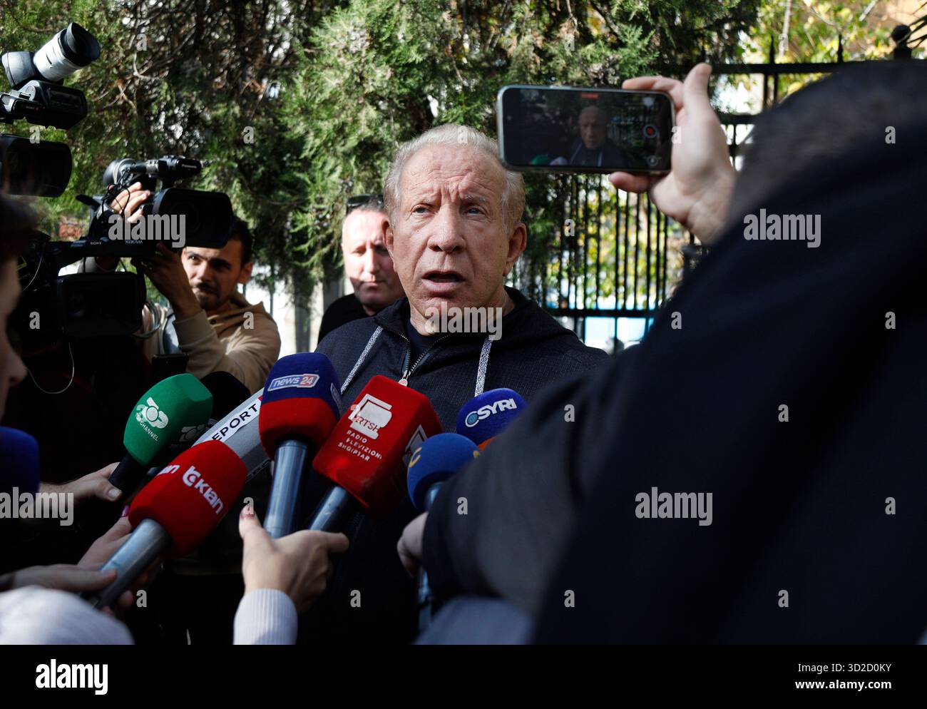 L'homme d'affaires Behgjet Pacolli au siège du procureur de Tirana à ...