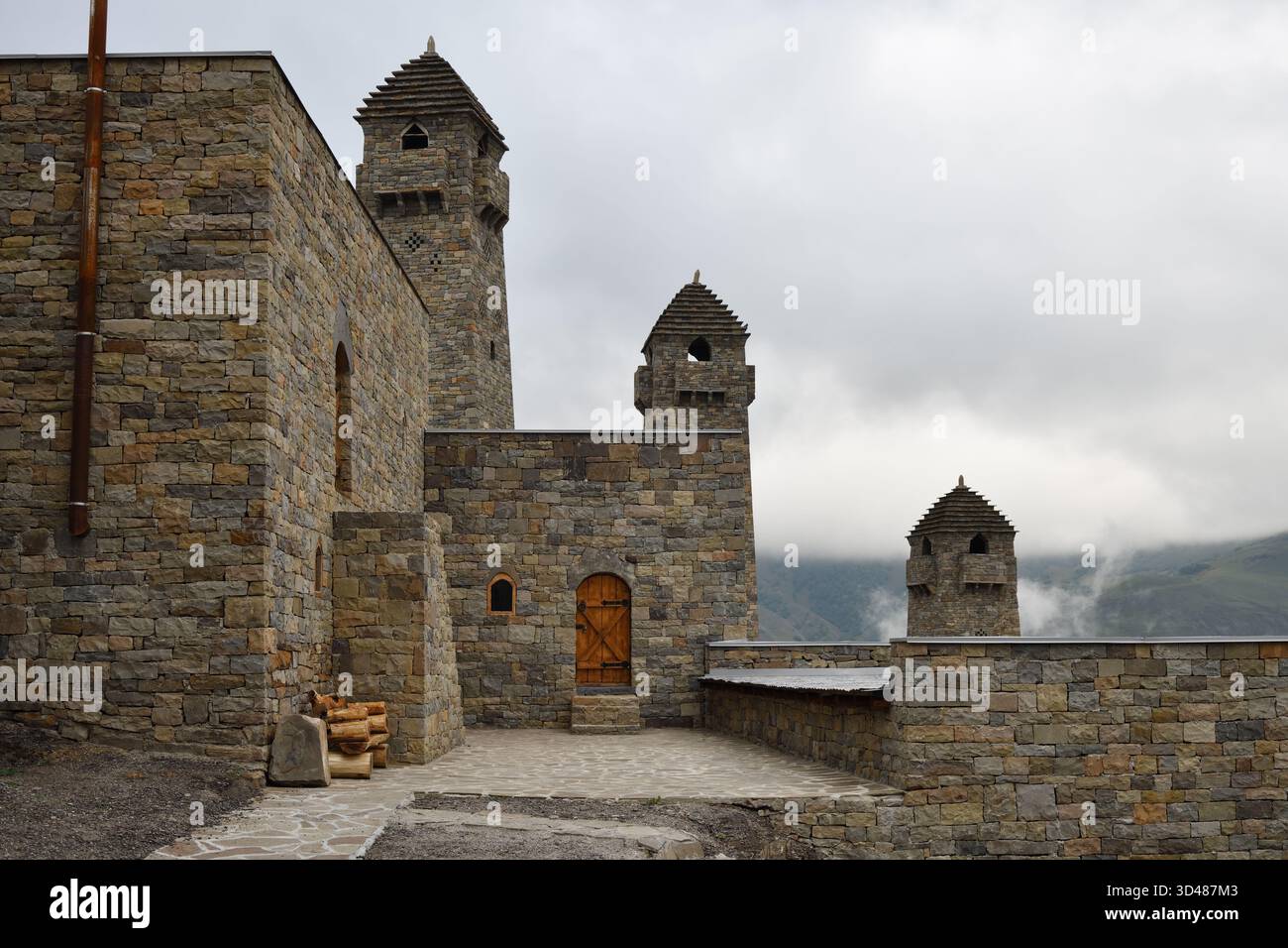 Tours et château restaurés dans le complexe historique et architectural ...