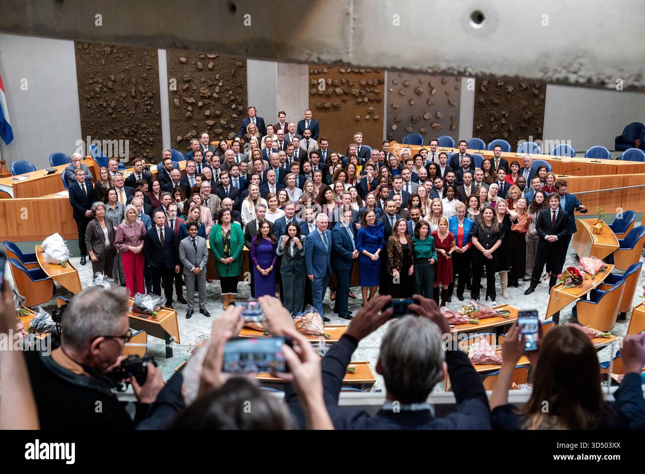 DEN HAAG, PAYS-BAS - 12 NOVEMBRE : tous les membres du Parlement posant ...