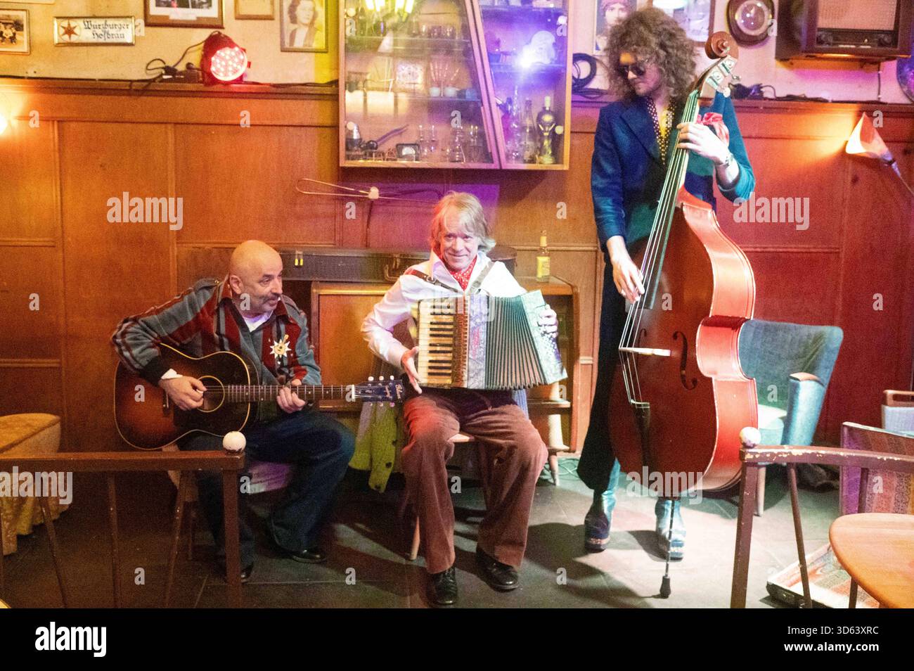 Helge SCHNEIDER, Mitte, Musiker, Komiker, mit seiner Band, Gitarrist ...