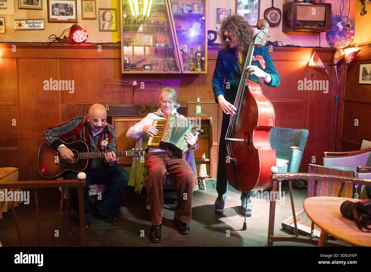 Helge SCHNEIDER, Mitte, Musiker, Komiker, mit seiner Band, Gitarrist ...