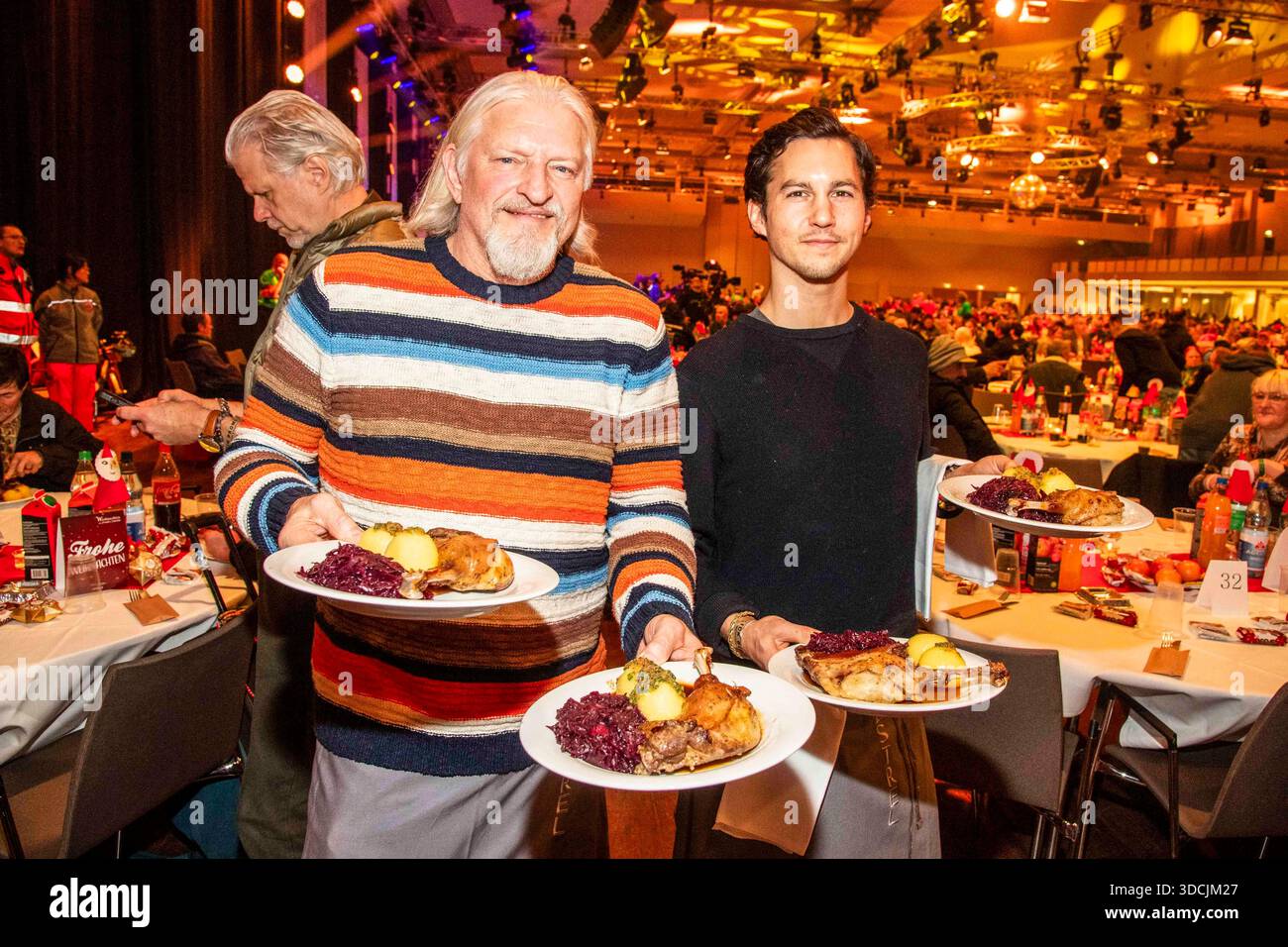 abb : Frank Kessler und Tim Oliver Schultz als Promi Kellner beim ...