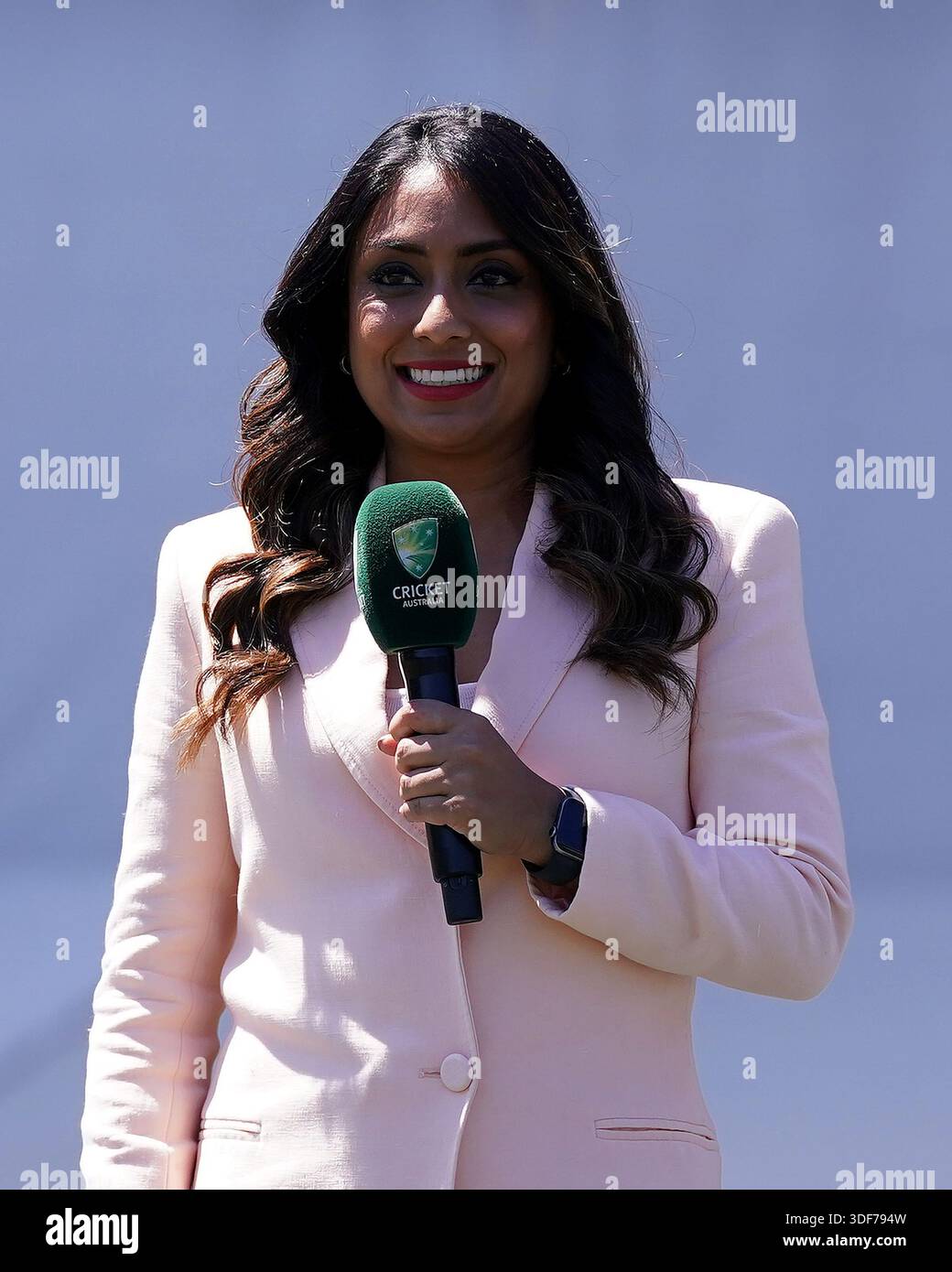 La radiodiffuseuse Isa Guha dirige les présentations finales le ...