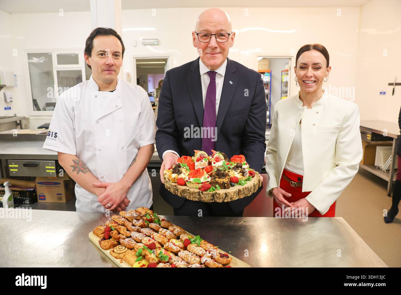 Le premier ministre John Swinney avec le chef exécutif Chris Boyd et la ...