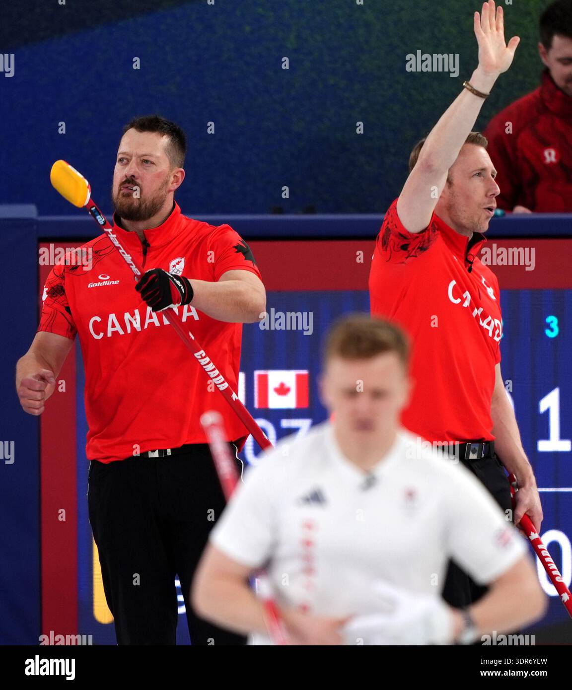 Ben Hebert et Marc Kennedy du Canada célèbrent la journée après la ...