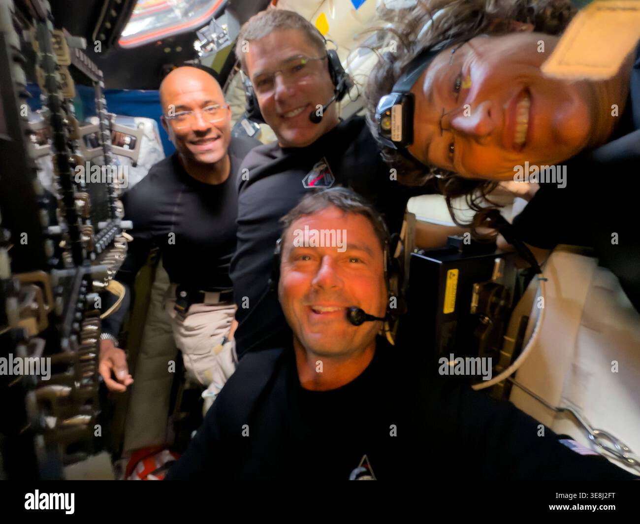 Astronautes d'Artemis II prenant un selfie dans la capsule Orion ...