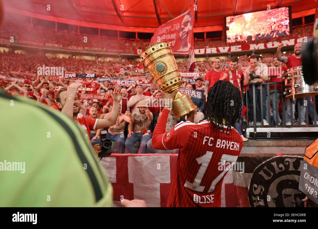 Vainqueur de la Coupe DFB 2026, FC Bayern Munich, Michael Olise avec le ...