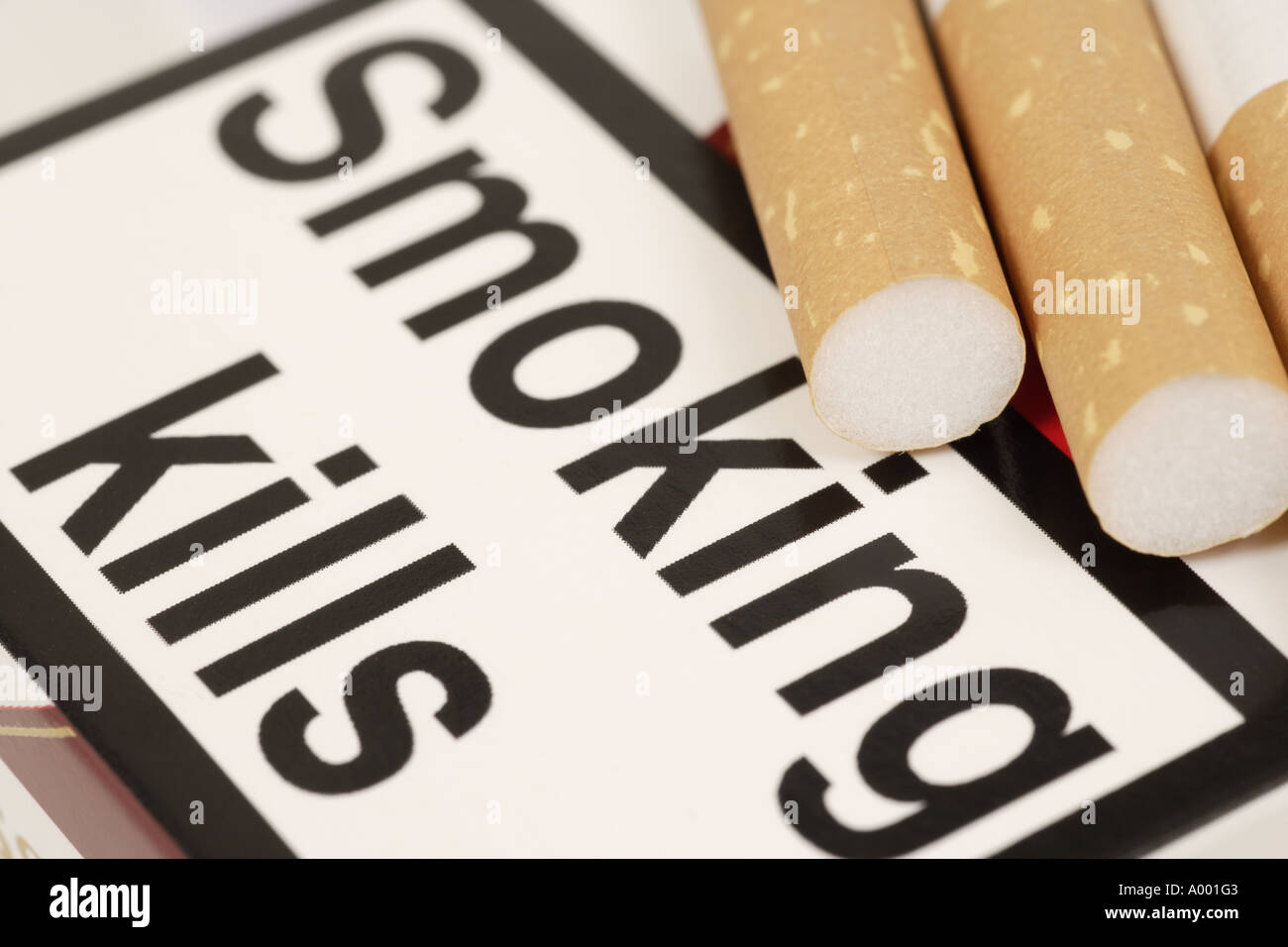 Packet cigarettes warning smoking kills Banque de photographies et d ...