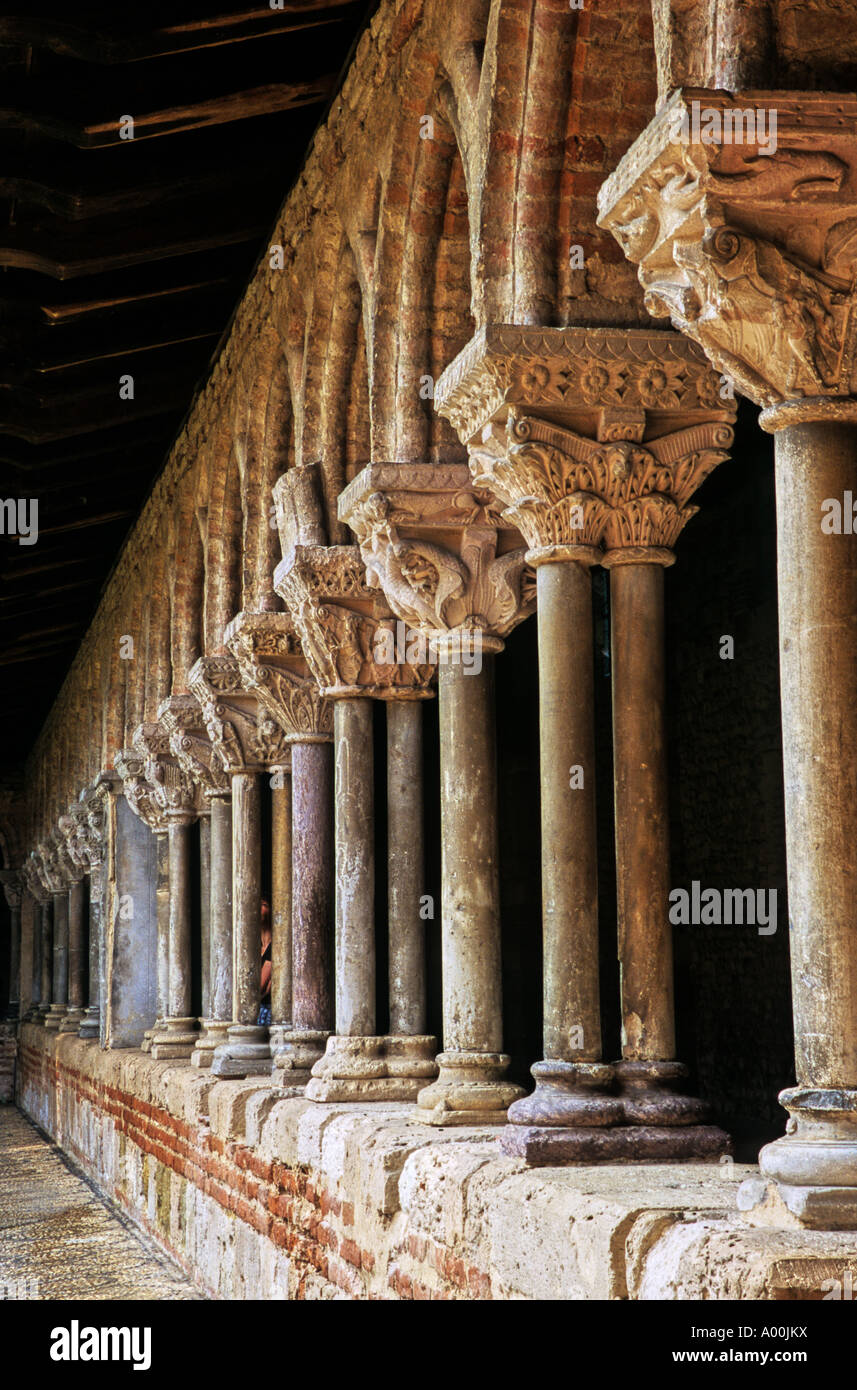 Abbaye de MOISSAC CLOÎTRE DORDOGNE FRANCE Photo Stock - Alamy