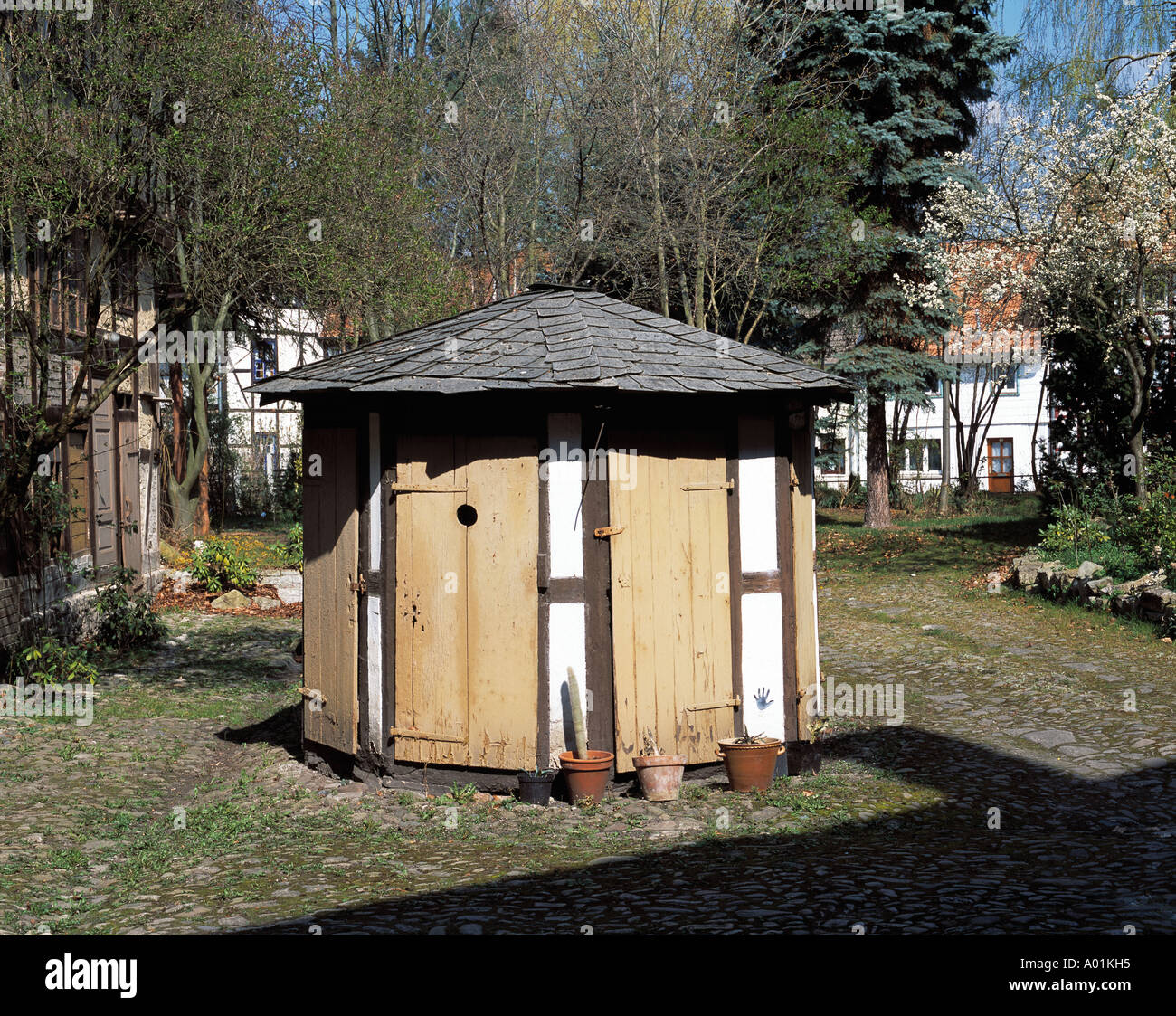 Historische 8-Sitzer-Toilette aus der DDR-Zeit, Abandonner, Plumpsklo ...