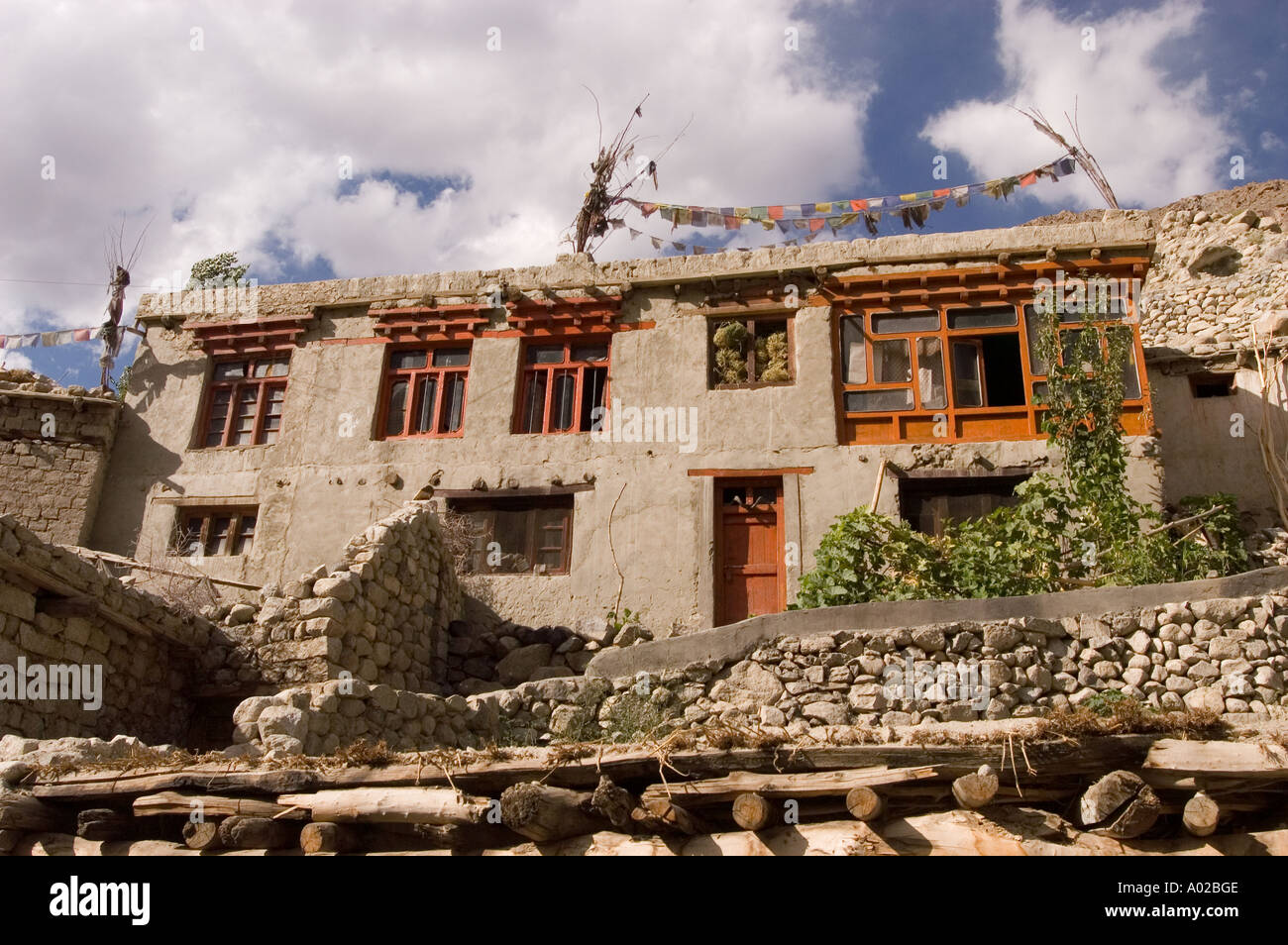 Une construction en pierre et d'argile grande maison ladakhis avec ...