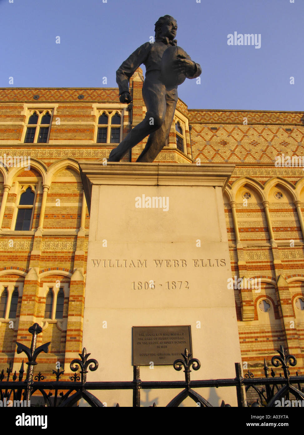 Statue of william webb ellis Banque de photographies et d’images à ...