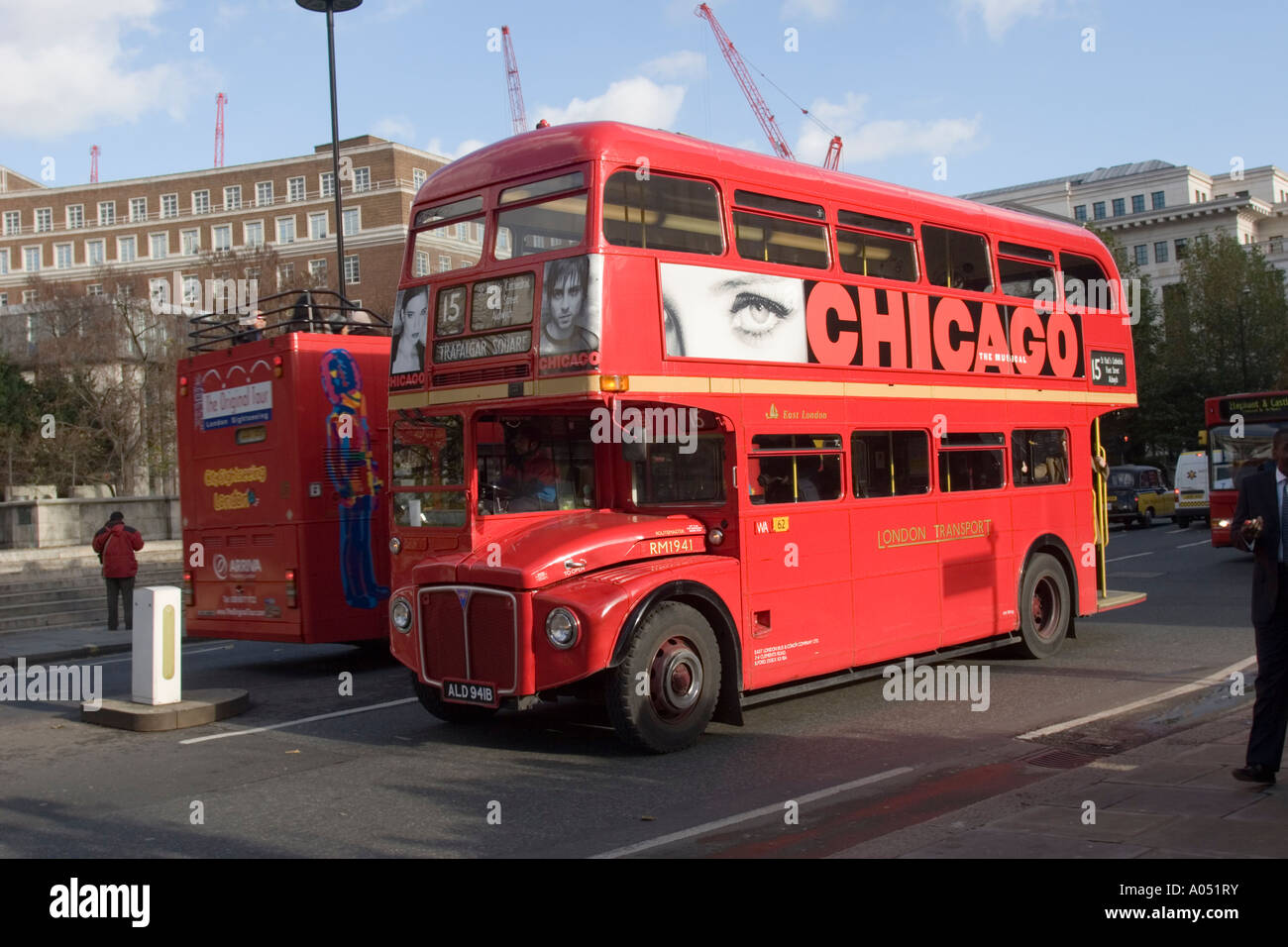 Bus rouge de londres routemaster sur la route du patrimoine 15 Banque ...